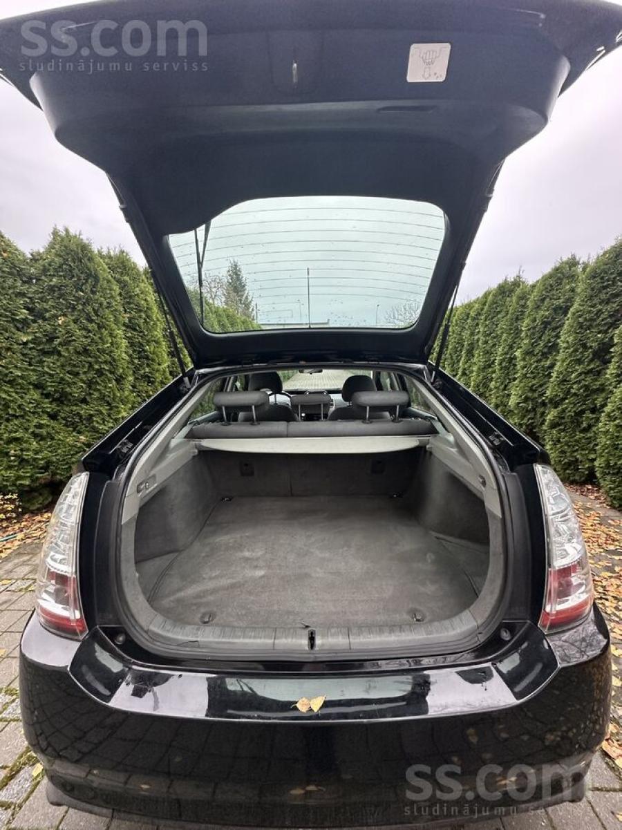 Black Toyota Prius 2007 in Riga, with an engine capacity of 1.50 L and mileage of 300 thousand km for 3600 €, photo 7 on AUTOMOTO.COM.LV