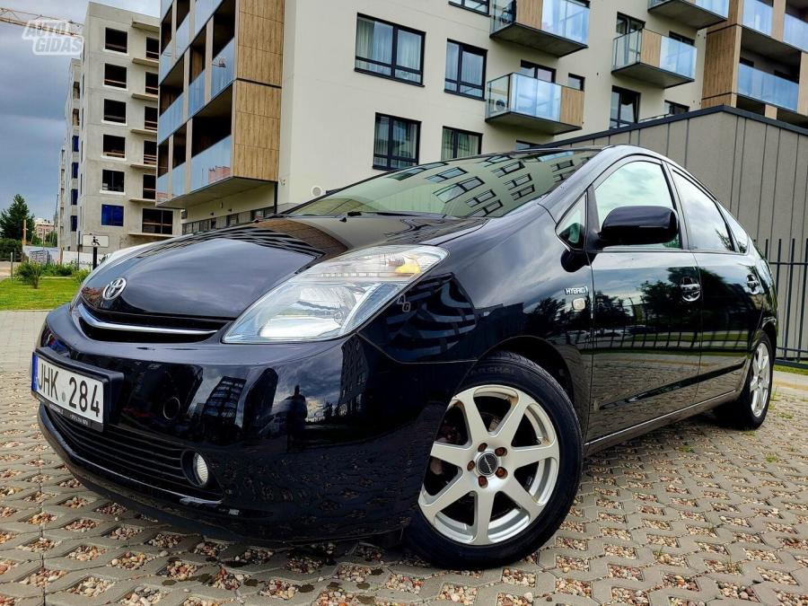 Black Toyota Prius 2007 in Vilnius, with an engine capacity of 1.50 L and mileage of 262 thousand km for 3299 €, photo 1 on AUTOMOTO.COM.LV