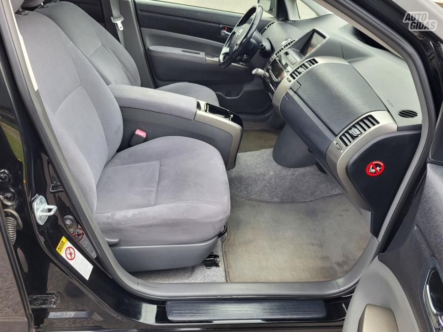 Black Toyota Prius 2007 in Vilnius, with an engine capacity of 1.50 L and mileage of 262 thousand km for 3299 €, photo 19 on AUTOMOTO.COM.LV