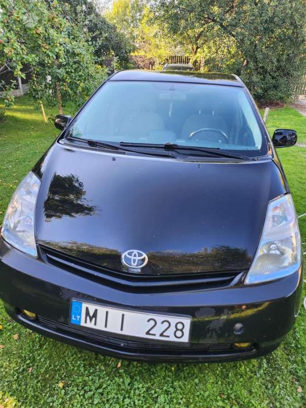 Toyota Prius 2007 in Vilnius on AUTOMOTO.COM.LV Black Toyota Prius 2007 in Vilnius, with an engine capacity of 1.50 L and mileage of 374 thousand km for 2240 €, photo 3 on AUTOMOTO.COM.LV