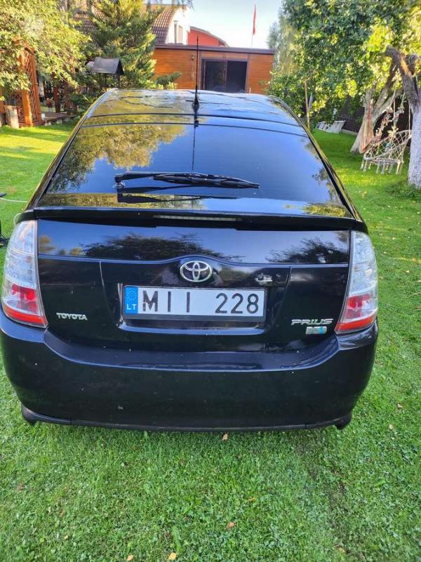 Toyota Prius 2007 in Vilnius on AUTOMOTO.COM.LV Black Toyota Prius 2007 in Vilnius, with an engine capacity of 1.50 L and mileage of 374 thousand km for 2240 €, photo 5 on AUTOMOTO.COM.LV
