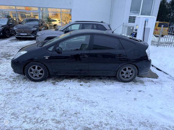 Black Toyota Prius 2008 in Kaunas, with an engine capacity of 1.50 L and mileage of 315 thousand km for 6000 €, photo 2 on AUTOMOTO.COM.LV