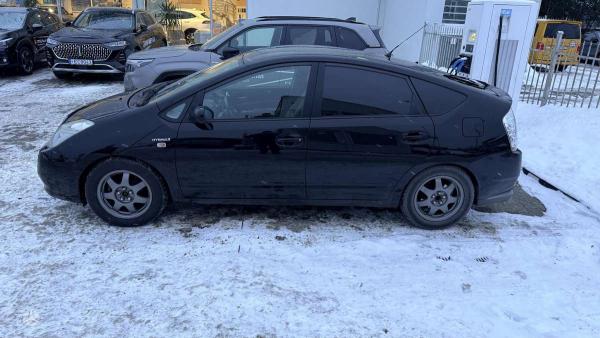 Black Toyota Prius 2008 in Kaunas, with an engine capacity of 1.50 L and mileage of 315 thousand km for 6000 €, photo 4 on AUTOMOTO.COM.LV