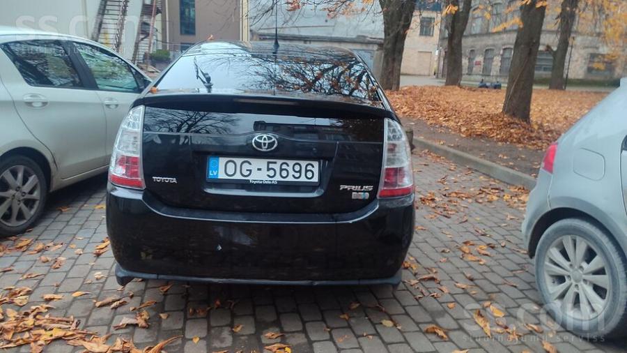 Black Toyota Prius 2008 in Riga, with an engine capacity of 1.80 L and mileage of 369 thousand km for 3600 €, photo 3 on AUTOMOTO.COM.LV