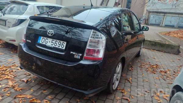Black Toyota Prius 2008 in Riga, with an engine capacity of 1.80 L and mileage of 369 thousand km for 3600 €, photo 3 on AUTOMOTO.COM.LV