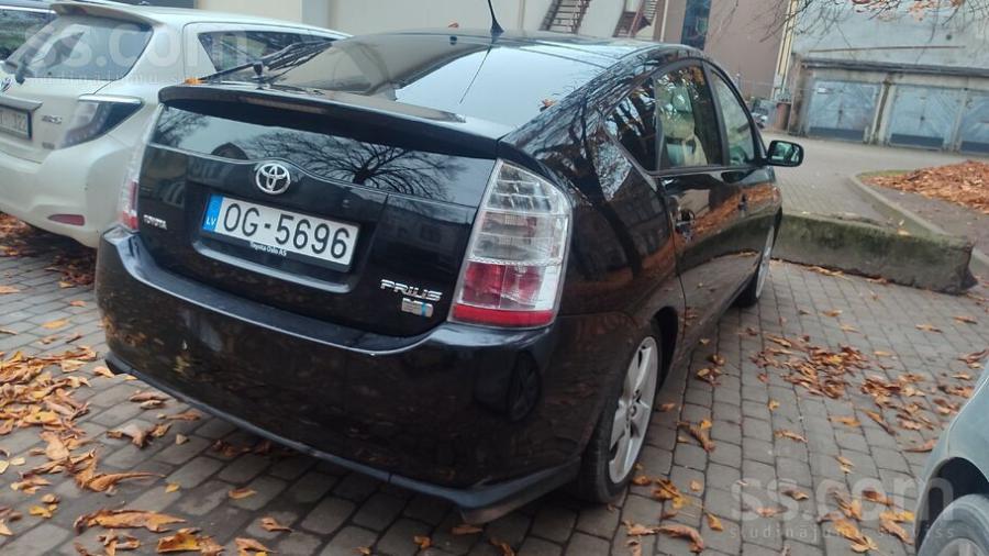 Black Toyota Prius 2008 in Riga, with an engine capacity of 1.80 L and mileage of 369 thousand km for 3600 €, photo 4 on AUTOMOTO.COM.LV