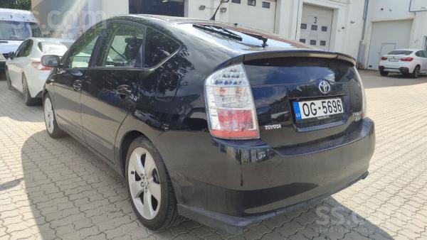 Black Toyota Prius 2008 in Riga, with an engine capacity of 1.80 L and mileage of 369 thousand km for 3600 €, photo 4 on AUTOMOTO.COM.LV