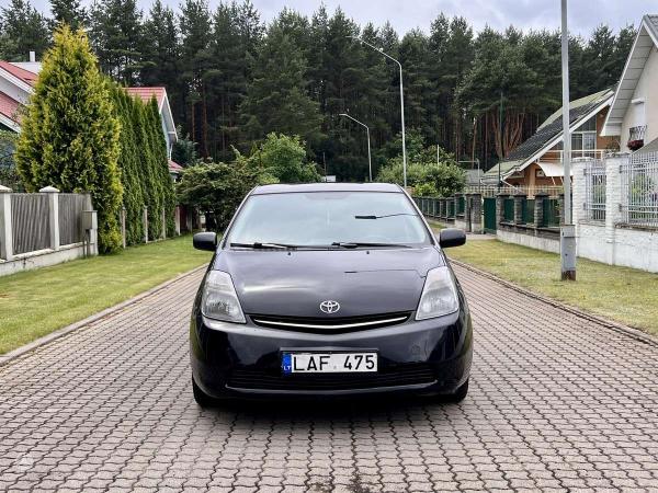 Black Toyota Prius 2008 in Vilnius, with an engine capacity of 1.50 L and mileage of 450 thousand km for 2999 €, photo 2 on AUTOMOTO.COM.LV