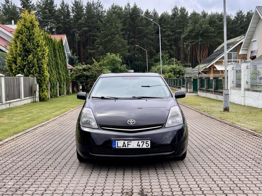 Black Toyota Prius 2008 in Vilnius, with an engine capacity of 1.50 L and mileage of 450 thousand km for 2999 €, photo 3 on AUTOMOTO.COM.LV