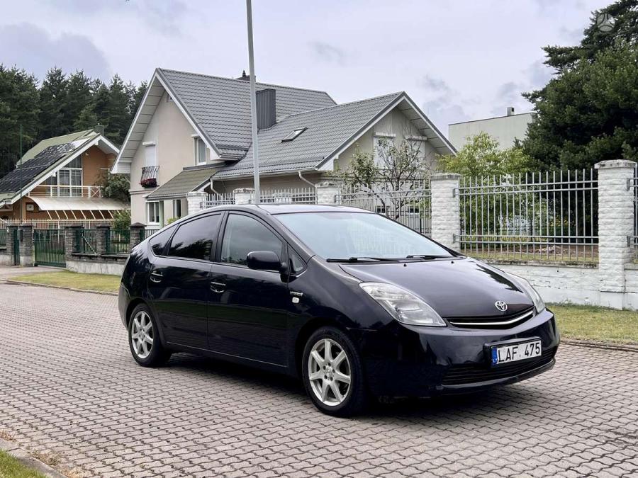Black Toyota Prius 2008 in Vilnius, with an engine capacity of 1.50 L and mileage of 450 thousand km for 2999 €, photo 4 on AUTOMOTO.COM.LV