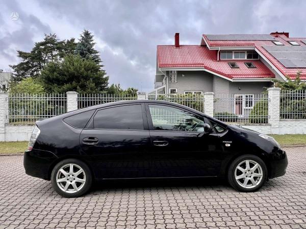 Black Toyota Prius 2008 in Vilnius, with an engine capacity of 1.50 L and mileage of 450 thousand km for 2999 €, photo 4 on AUTOMOTO.COM.LV
