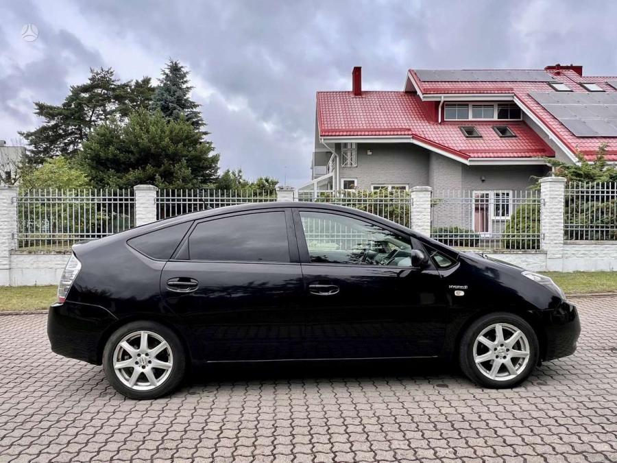 Black Toyota Prius 2008 in Vilnius, with an engine capacity of 1.50 L and mileage of 450 thousand km for 2999 €, photo 5 on AUTOMOTO.COM.LV