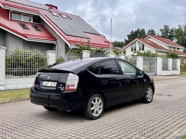 Black Toyota Prius 2008 in Vilnius, with an engine capacity of 1.50 L and mileage of 450 thousand km for 2999 €, photo 5 on AUTOMOTO.COM.LV