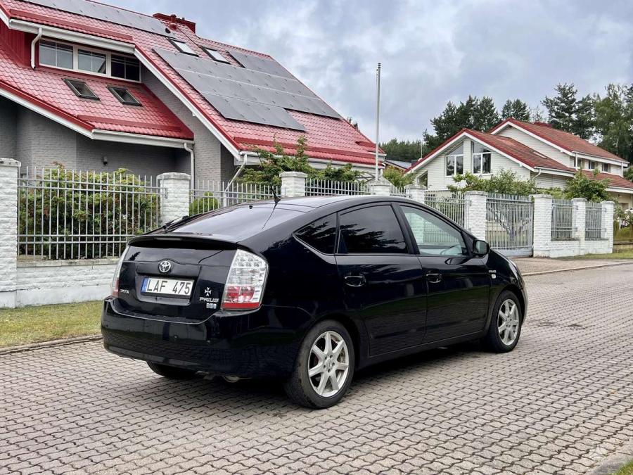 Black Toyota Prius 2008 in Vilnius, with an engine capacity of 1.50 L and mileage of 450 thousand km for 2999 €, photo 6 on AUTOMOTO.COM.LV