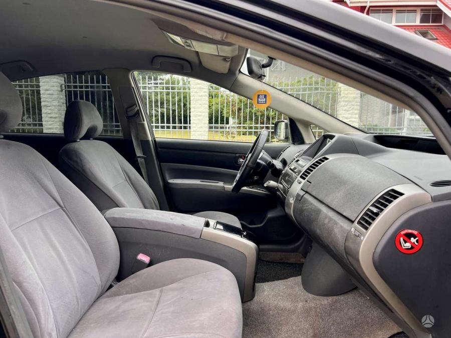 Black Toyota Prius 2008 in Vilnius, with an engine capacity of 1.50 L and mileage of 450 thousand km for 2999 €, photo 12 on AUTOMOTO.COM.LV