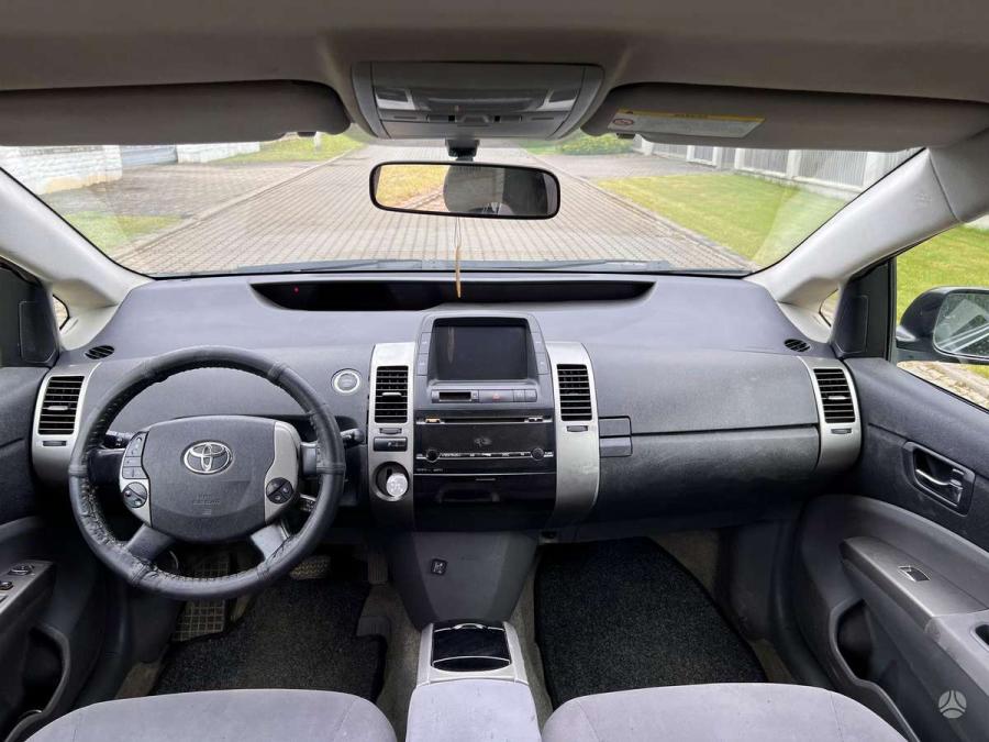 Black Toyota Prius 2008 in Vilnius, with an engine capacity of 1.50 L and mileage of 450 thousand km for 2999 €, photo 13 on AUTOMOTO.COM.LV