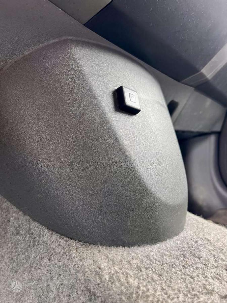 Black Toyota Prius 2008 in Vilnius, with an engine capacity of 1.50 L and mileage of 450 thousand km for 2999 €, photo 14 on AUTOMOTO.COM.LV