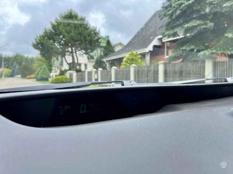 Black Toyota Prius 2008 in Vilnius, with an engine capacity of 1.50 L and mileage of 450 thousand km for 2999 €, photo 16 on AUTOMOTO.COM.LV