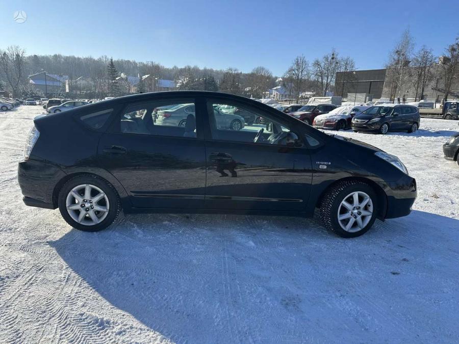 Black Toyota Prius 2009 in Alytus, with an engine capacity of 1.50 L and mileage of 266 thousand km for 4450 €, photo 4 on AUTOMOTO.COM.LV
