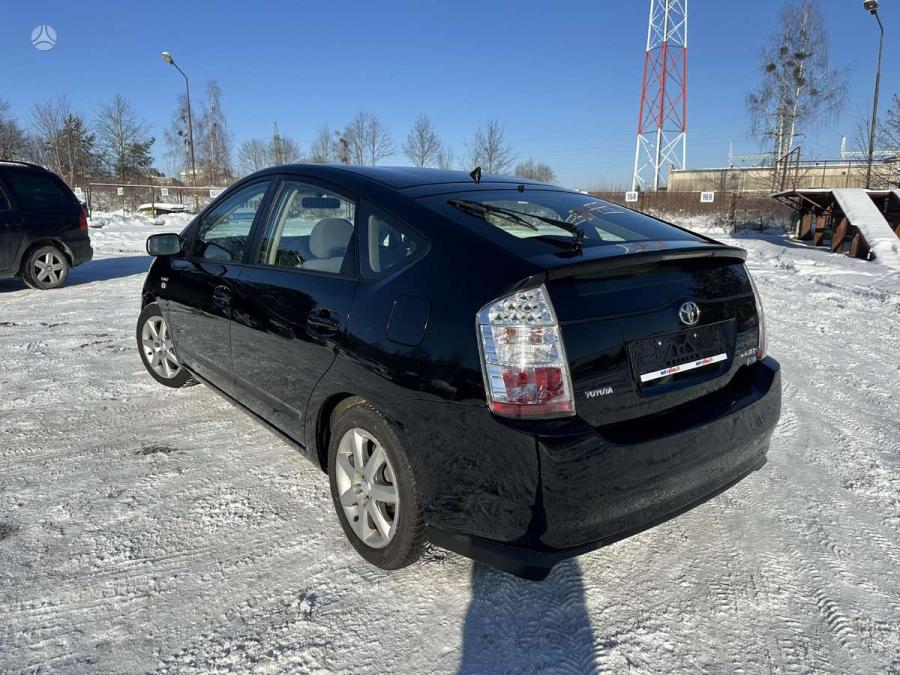 Black Toyota Prius 2009 in Alytus, with an engine capacity of 1.50 L and mileage of 266 thousand km for 4450 €, photo 7 on AUTOMOTO.COM.LV