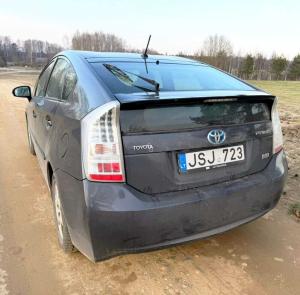 Black Toyota Prius 2009 in Vilnius, with an engine capacity of 1.80 L and mileage of 329 thousand km for 6500 €, photo 5 on AUTOMOTO.COM.LV