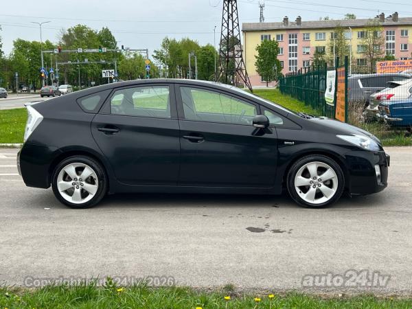 Черный Тойота Приус 2009 в Нарва, объемом двигателя 1.80 л и пробегом 292 тыс. км за 4999 €, фото 2 на AUTOMOTO.COM.LV