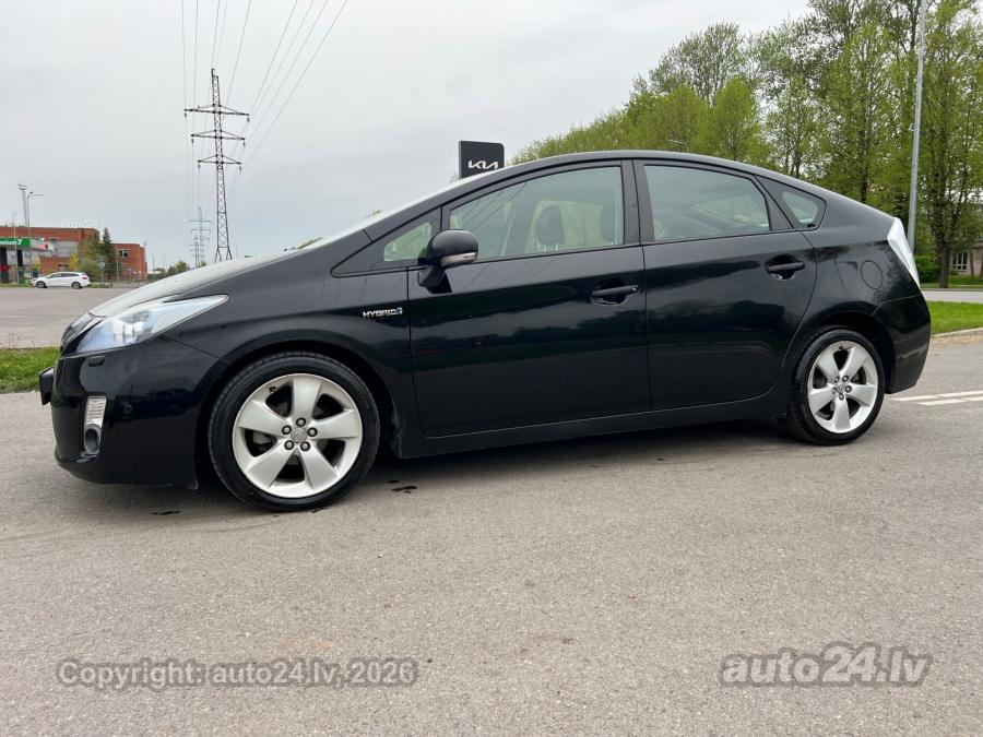 Black Toyota Prius 2009 in Narva, with an engine capacity of 1.80 L and mileage of 292 thousand km for 4999 €, photo 10 on AUTOMOTO.COM.LV