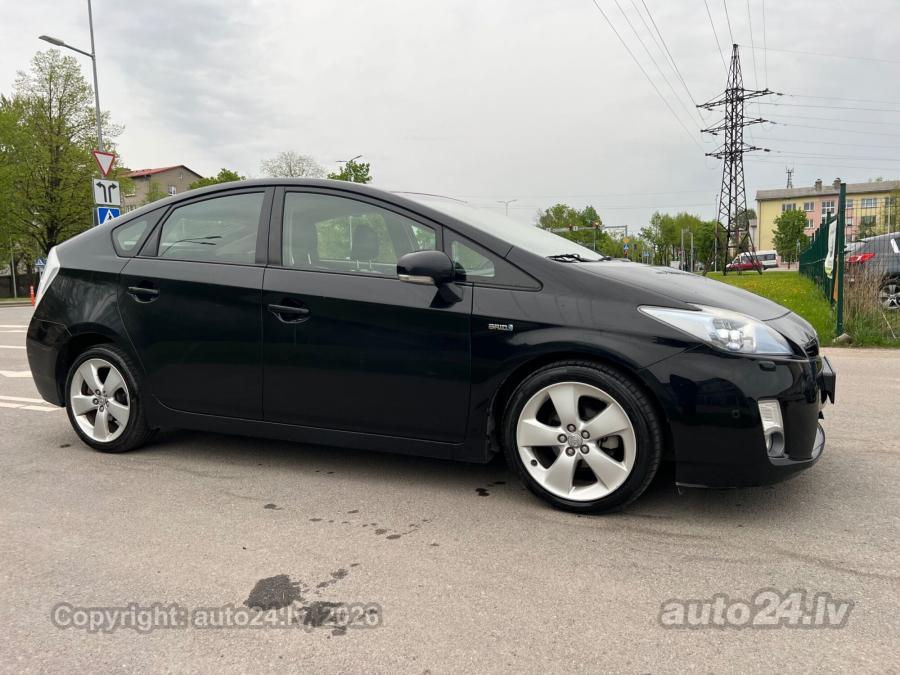 Black Toyota Prius 2009 in Narva, with an engine capacity of 1.80 L and mileage of 292 thousand km for 4999 €, photo 13 on AUTOMOTO.COM.LV