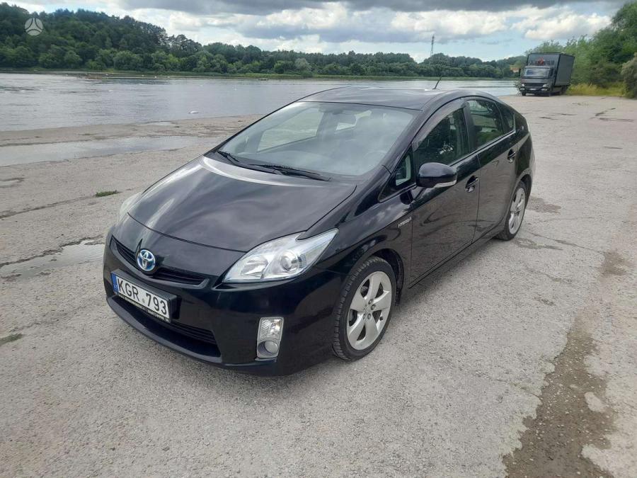 Black Toyota Prius 2009 in Kaunas, with an engine capacity of 1.80 L and mileage of 351 thousand km for 4950 €, photo 3 on AUTOMOTO.COM.LV