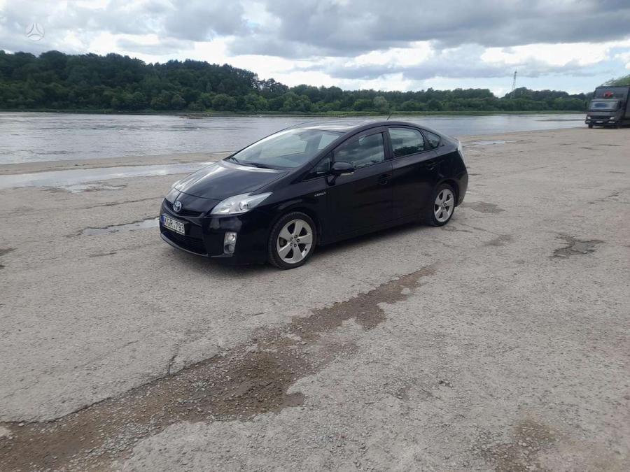 Black Toyota Prius 2009 in Kaunas, with an engine capacity of 1.80 L and mileage of 351 thousand km for 4950 €, photo 4 on AUTOMOTO.COM.LV