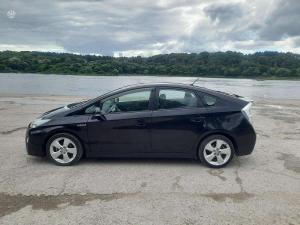 Black Toyota Prius 2009 in Kaunas, with an engine capacity of 1.80 L and mileage of 351 thousand km for 4950 €, photo 5 on AUTOMOTO.COM.LV