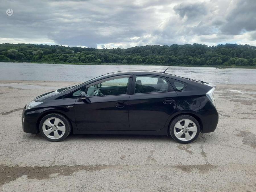 Black Toyota Prius 2009 in Kaunas, with an engine capacity of 1.80 L and mileage of 351 thousand km for 4950 €, photo 5 on AUTOMOTO.COM.LV