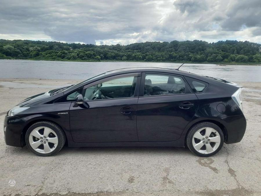 Black Toyota Prius 2009 in Kaunas, with an engine capacity of 1.80 L and mileage of 351 thousand km for 4950 €, photo 6 on AUTOMOTO.COM.LV