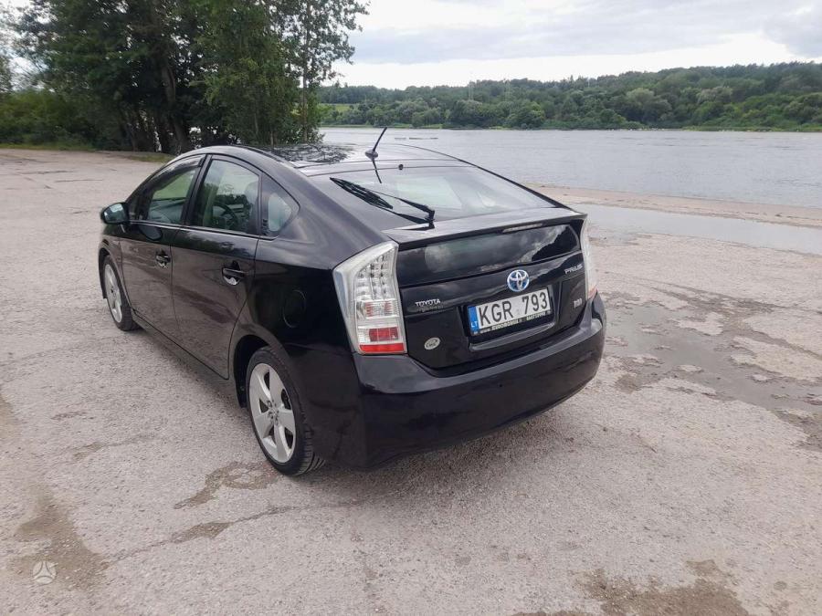 Black Toyota Prius 2009 in Kaunas, with an engine capacity of 1.80 L and mileage of 351 thousand km for 4950 €, photo 7 on AUTOMOTO.COM.LV