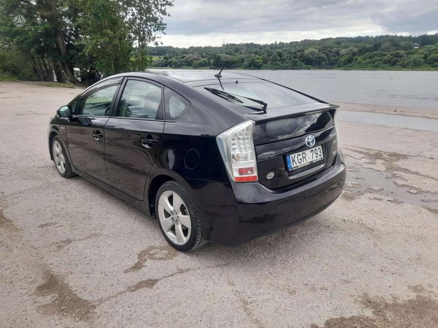 Black Toyota Prius 2009 in Kaunas, with an engine capacity of 1.80 L and mileage of 351 thousand km for 4950 €, photo 8 on AUTOMOTO.COM.LV