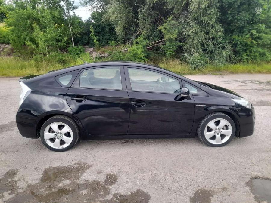 Black Toyota Prius 2009 in Kaunas, with an engine capacity of 1.80 L and mileage of 351 thousand km for 4950 €, photo 13 on AUTOMOTO.COM.LV