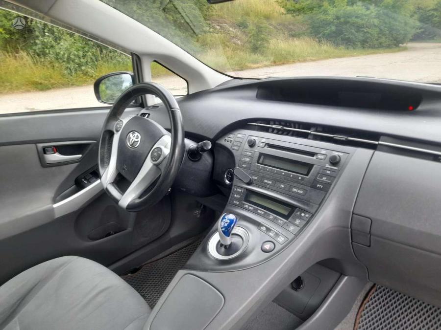 Black Toyota Prius 2009 in Kaunas, with an engine capacity of 1.80 L and mileage of 351 thousand km for 4950 €, photo 17 on AUTOMOTO.COM.LV