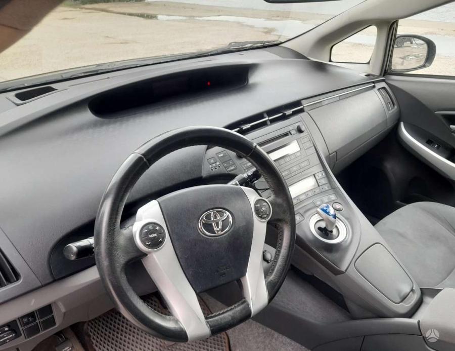Black Toyota Prius 2009 in Kaunas, with an engine capacity of 1.80 L and mileage of 351 thousand km for 4950 €, photo 19 on AUTOMOTO.COM.LV