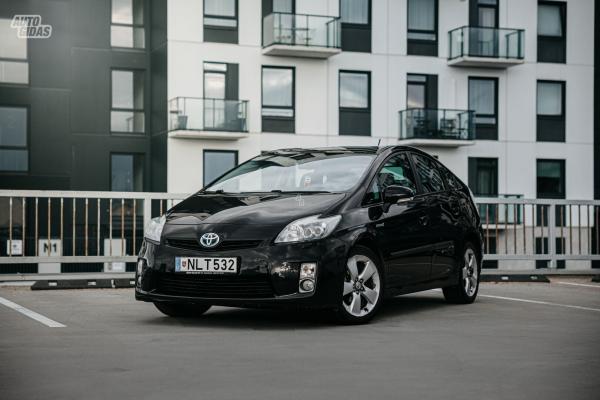 Black Toyota Prius 2009 in Siauliai, with an engine capacity of 1.80 L and mileage of 270 thousand km for 5850 €, photo 2 on AUTOMOTO.COM.LV