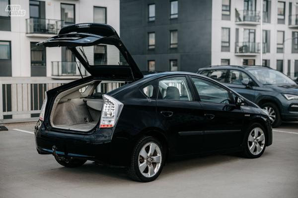 Black Toyota Prius 2009 in Siauliai, with an engine capacity of 1.80 L and mileage of 270 thousand km for 5850 €, photo 6 on AUTOMOTO.COM.LV
