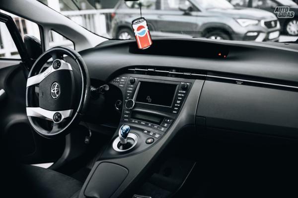 Black Toyota Prius 2009 in Siauliai, with an engine capacity of 1.80 L and mileage of 270 thousand km for 5850 €, photo 7 on AUTOMOTO.COM.LV