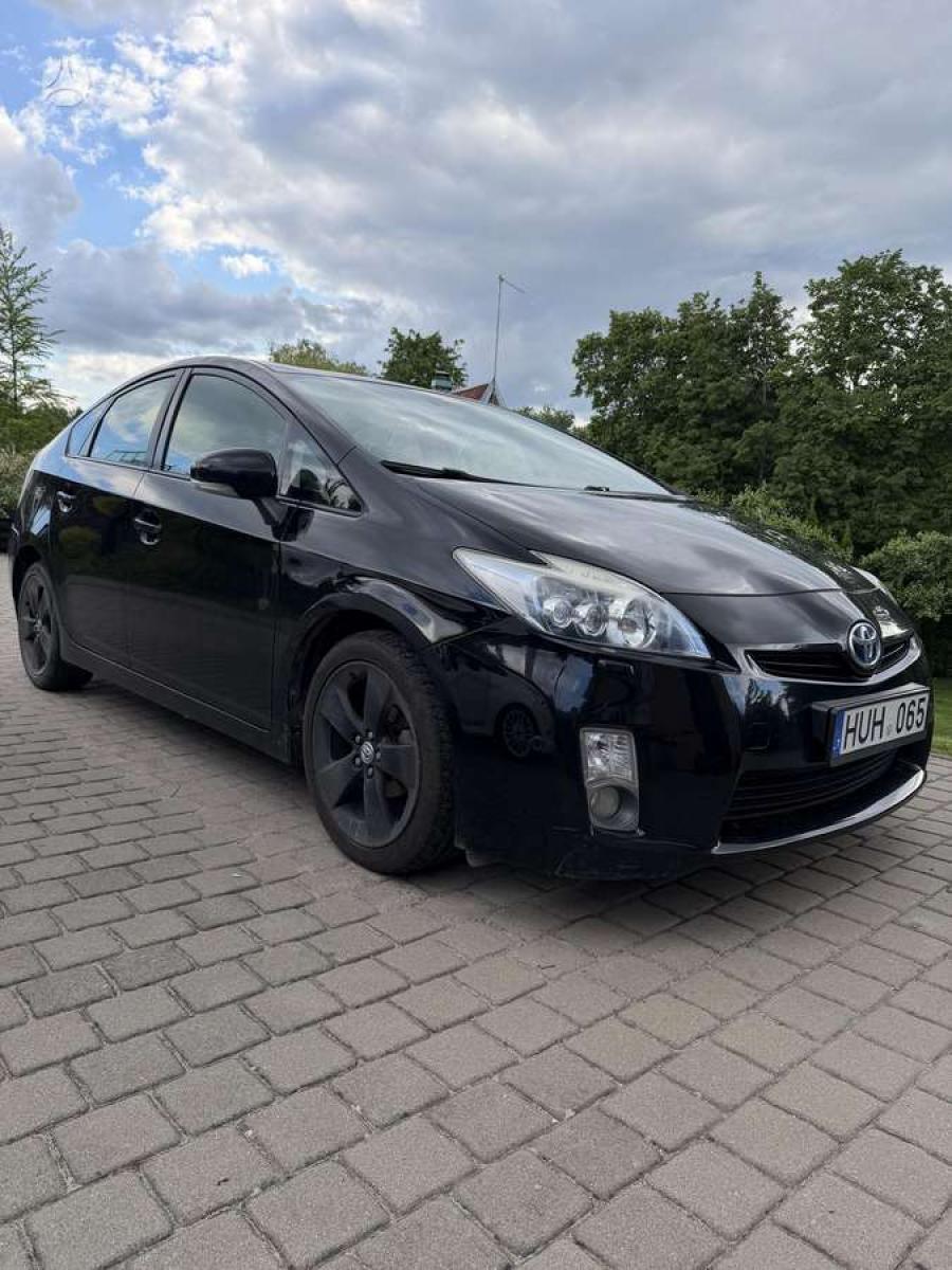 Black Toyota Prius 2009 in Kaunas, with an engine capacity of 1.80 L and mileage of 380 thousand km for 5700 €, photo 3 on AUTOMOTO.COM.LV