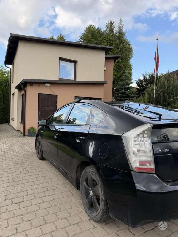 Black Toyota Prius 2009 in Kaunas, with an engine capacity of 1.80 L and mileage of 380 thousand km for 5700 €, photo 3 on AUTOMOTO.COM.LV