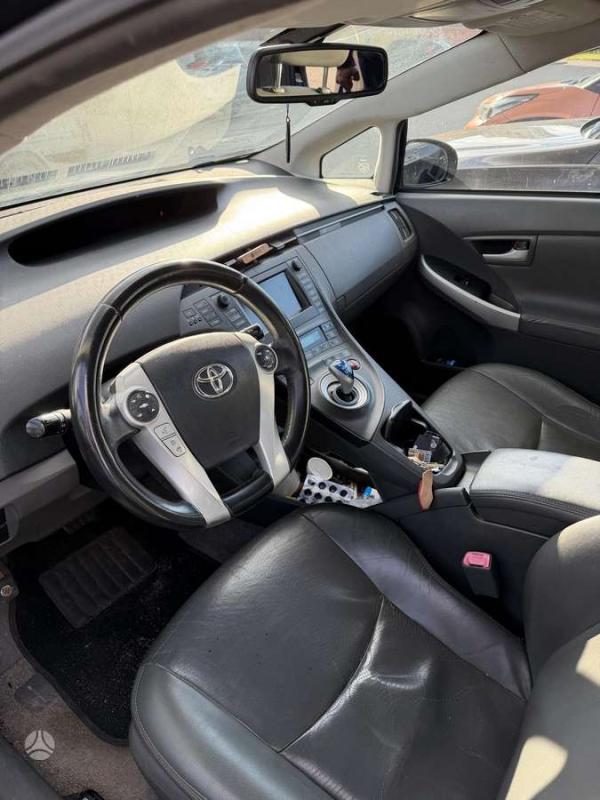 Black Toyota Prius 2009 in Kaunas, with an engine capacity of 1.80 L and mileage of 380 thousand km for 5700 €, photo 7 on AUTOMOTO.COM.LV