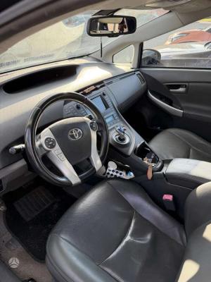Black Toyota Prius 2009 in Kaunas, with an engine capacity of 1.80 L and mileage of 380 thousand km for 5700 €, photo 8 on AUTOMOTO.COM.LV