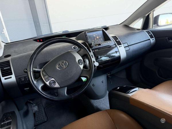 Black Toyota Prius 2009 in Vilnius, with an engine capacity of 1.50 L and mileage of 184 thousand km for 4900 €, photo 8 on AUTOMOTO.COM.LV