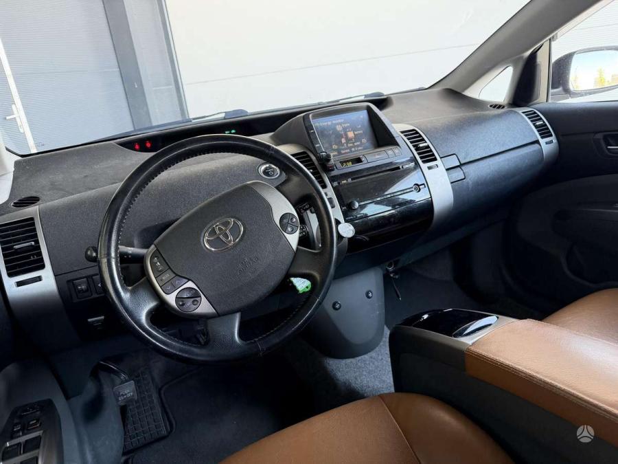 Melns Toyota Prius 2009 Viļņa, ar dzinēja tilpumu 1.50 L un nobraukumu 184 tūkst. km par 4900 €, foto 9 vietnē AUTOMOTO.COM.LV