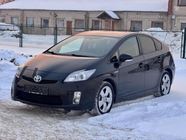 Black Toyota Prius 2010 in Kretinga, with an engine capacity of 1.80 L and mileage of 296 thousand km for 6999 €, photo 1 on AUTOMOTO.COM.LV