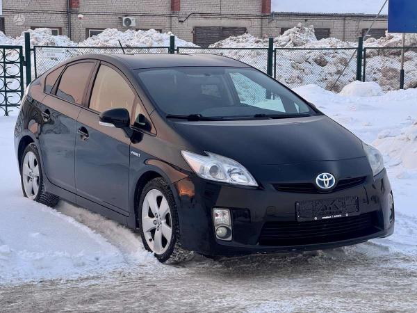 Black Toyota Prius 2010 in Kretinga, with an engine capacity of 1.80 L and mileage of 296 thousand km for 6999 €, photo 3 on AUTOMOTO.COM.LV