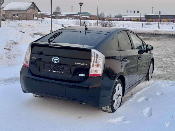 Black Toyota Prius 2010 in Kretinga, with an engine capacity of 1.80 L and mileage of 296 thousand km for 6999 €, photo 5 on AUTOMOTO.COM.LV